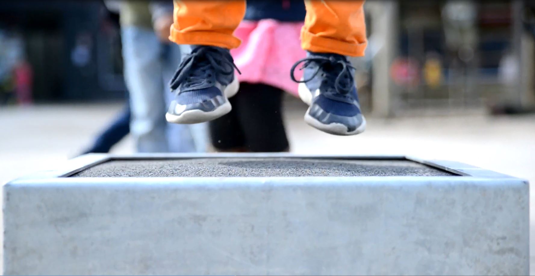 Kinderen-die-springen-op-Jumpstone | IJslander